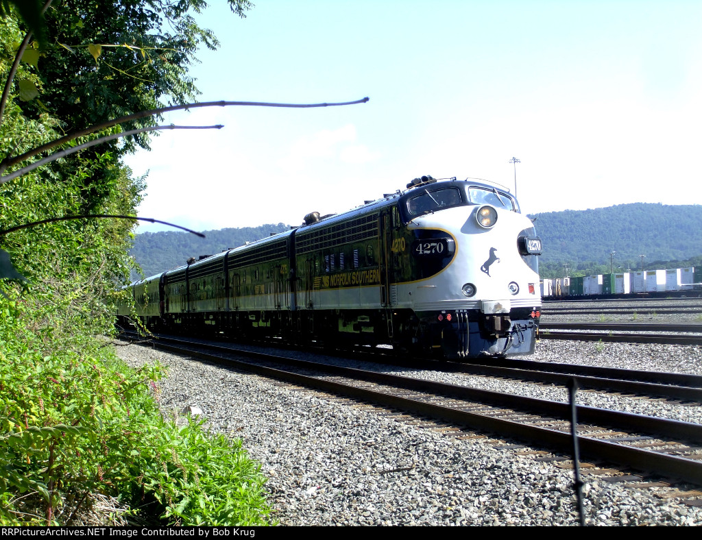 NS 4270 leads the Norfolk Southern OCS eastbound through Harrisburg Yard